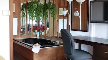 Comfort Suite, 1 Queen Bed, with Spa | Escrivaninha, cortinas blackout, quartos à prova de som