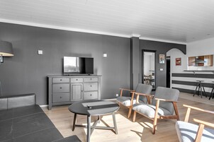 Apartamento standard, 2 quartos, vista para a montanha | Área de estar | TV LCD 42 polegadas com canais digitais