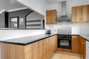 Apartamento standard, 2 quartos, vista para a montanha | Cozinha privada | Geladeira, micro-ondas, cooktop, cafeteira/chaleira