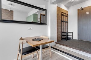 Studio Apartment | Área de estar | TV LCD 42 polegadas com canais digitais