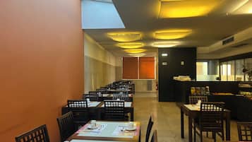 Café da manhã com buffet todos os dias mediante uma taxa