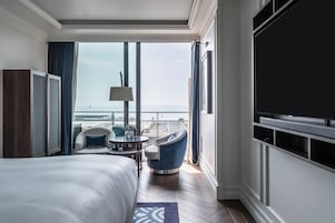 Roupa hipoalergénica, minibar, cofre no quarto, quartos insonorizados