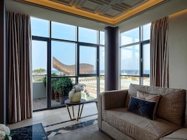 Roupa hipoalergénica, minibar, cofre no quarto, quartos insonorizados