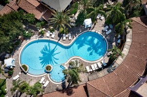 Piscina externa sazonal, guarda-sóis, espreguiçadeiras