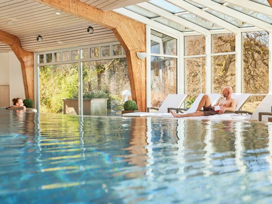 Piscina interna, funciona das 7h às 21h, espreguiçadeiras