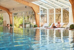 Piscina interna, funciona das 7h às 21h, espreguiçadeiras