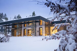 Fachada da propriedade à noite