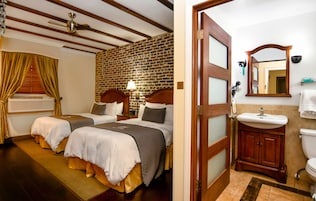 Quarto Duplo Deluxe, 2 camas de casal | Roupa de alta qualidade, minibar, secretária, ferro/tábua de engomar