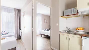 Apartamento Familiar, 2 quartos | Cozinha privada | Um frigorífico, um micro-ondas, uma placa de cozinha