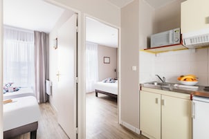 Apartamento Familiar, 2 quartos | Cozinha privada | Um frigorífico, um micro-ondas, uma placa de cozinha
