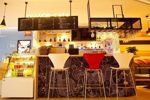 Este bar no lobby do hotel 