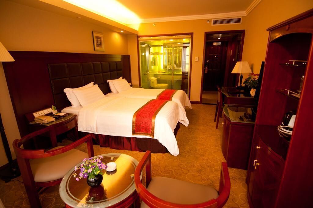 Roupa de alta qualidade, edredões de penas, cofre no quarto 