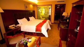 Roupa de alta qualidade, edredões de penas, cofre no quarto