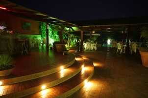 Junto à piscina, serve almoços 