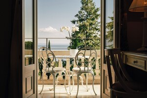 Frigobar, cofres nos quartos, escrivaninha, berços grátis