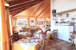 Serviço de almoço e jantar; culinária britânica, vistas para a piscina 