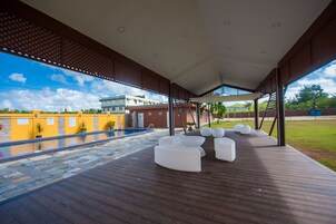 Piscina exterior, espreguiçadeiras 