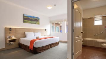 Quarto superior, 1 cama Queen, vista para o pátio | 1 quarto, cofres nos quartos, escrivaninha, quartos à prova de som