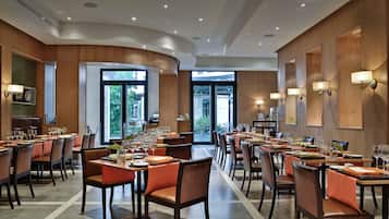 Pequeno-almoço tipo buffet diário (28.00 EUR por pessoa)