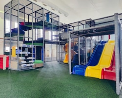 Uma área de recreação com escorregadores e estrutura de escalada.