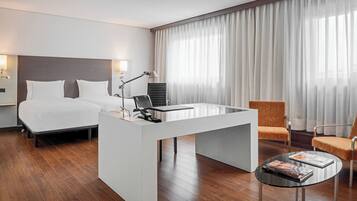 Cofre no quarto, secretária