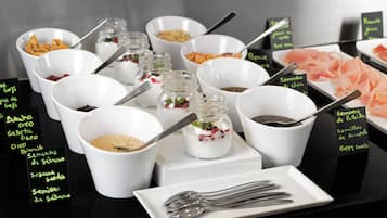 Buffet com diversos alimentos e acompanhamentos.