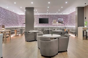 Serve pequenos-almoços, almoços e jantares 