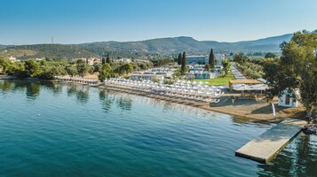 Na praia, espreguiçadeiras, guarda-sóis de praia, toalhas de praia 