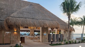 4 restaurantes, almoços servidos, cozinha local