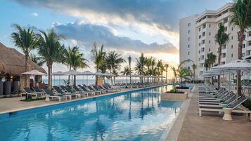 2 piscinas exteriores, da(s) 8:00 à(s) 20:00, guarda-sóis