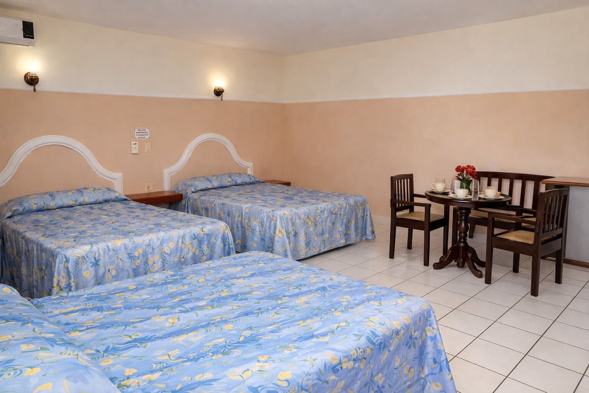 Quarto triplo família, várias camas, cozinha americana | Frigobar, individualmente decorados, individualmente mobiliados