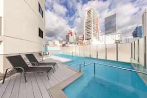 Piscina externa, espreguiçadeiras