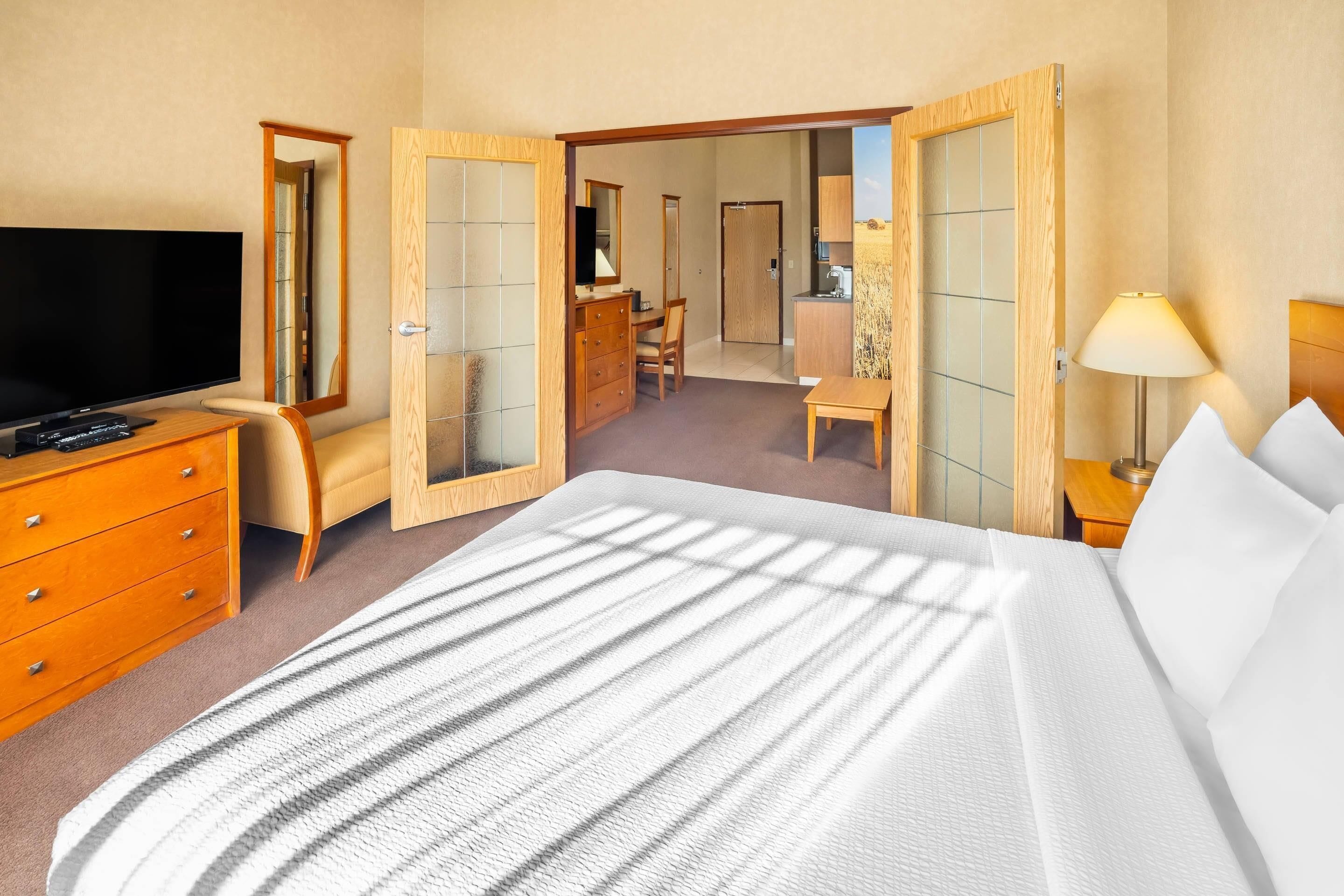 Suite, 1 cama queen-size e sofá-cama, não fumadores | Roupa de alta qualidade, camas de colchão pillowtop, secretária 