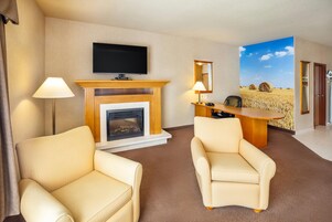 Suíte, 1 cama King e sofá-cama, para não fumantes (Efficiency) | Roupas de cama premium, camas com colchões pillow-top, escrivaninha