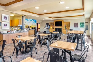 Café da manhã completo grátis todos os dias