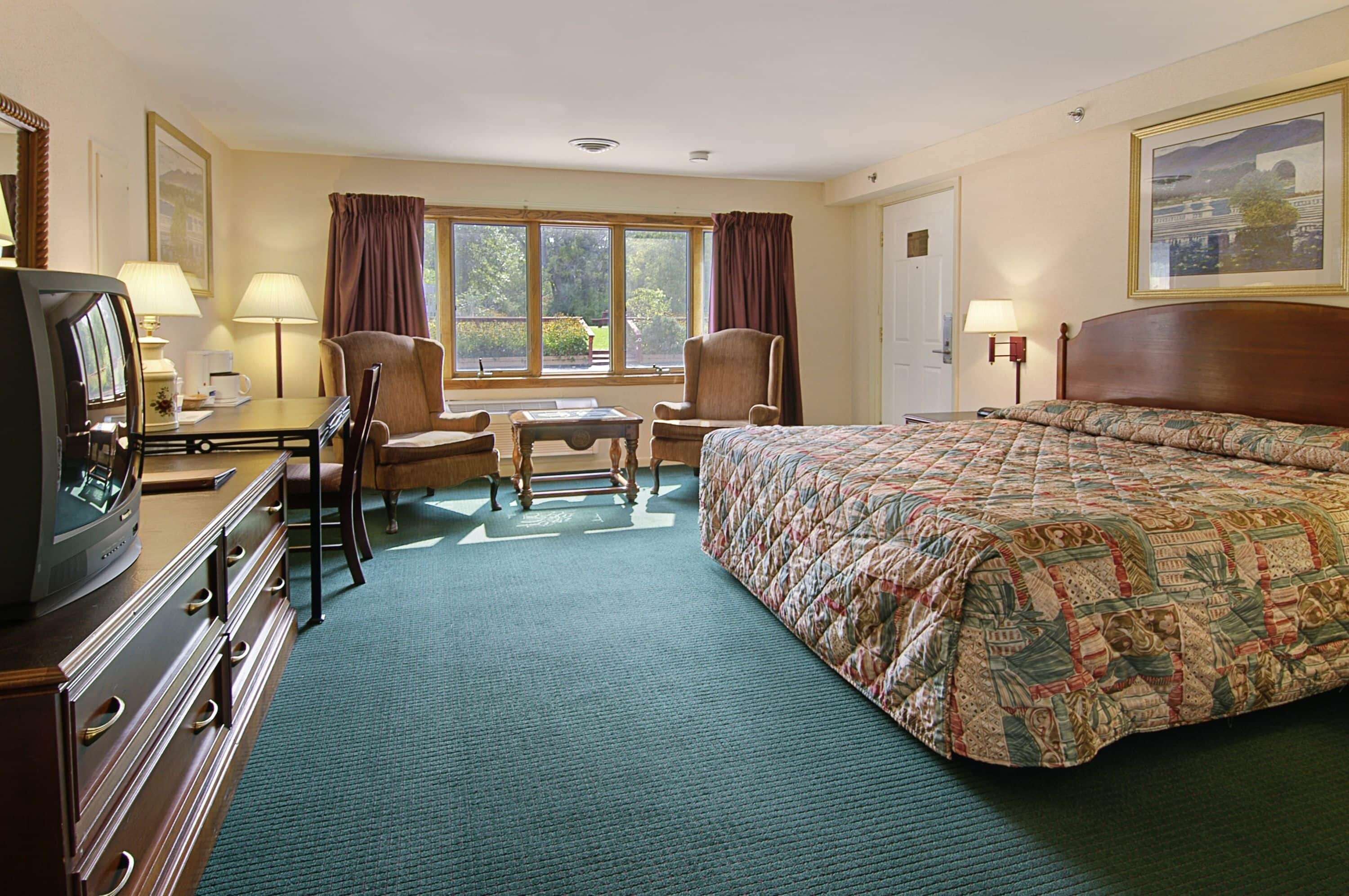 Secretária, ferro/tábua de engomar, berços/camas para crianças grátis 