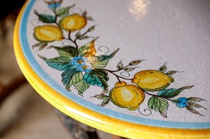 Close-up de um prato de cerâmica com um desenho floral.