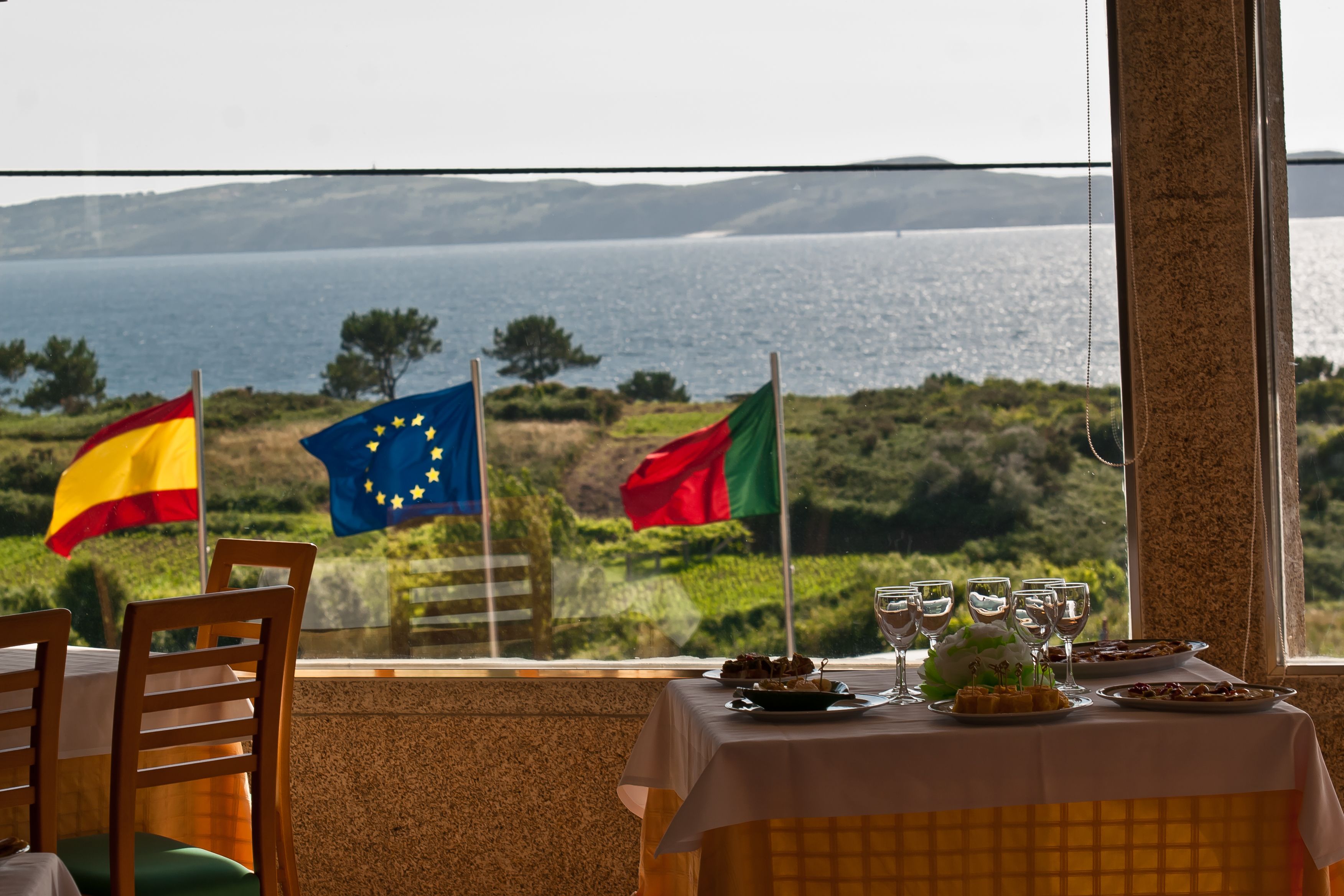 Serviço de café da manhã, almoço, jantar; vistas para o mar