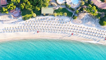 Uma praia privada, espreguiçadeiras, guarda-sóis de praia