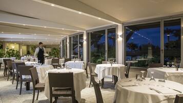 2 restaurantes, pequenos-almoços servidos, cozinha local