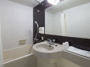 Quarto casal standard, para não fumantes | Banheiro | Chuveiro/banheira combinados, banheira de imersão, secador de cabelo