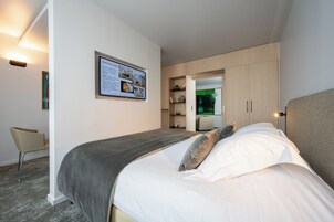 Suíte premium, 1 cama King, para não fumantes, banheira (Separate Living Room) | 1 quarto, roupas de cama de algodão egípcio, roupas de cama premium