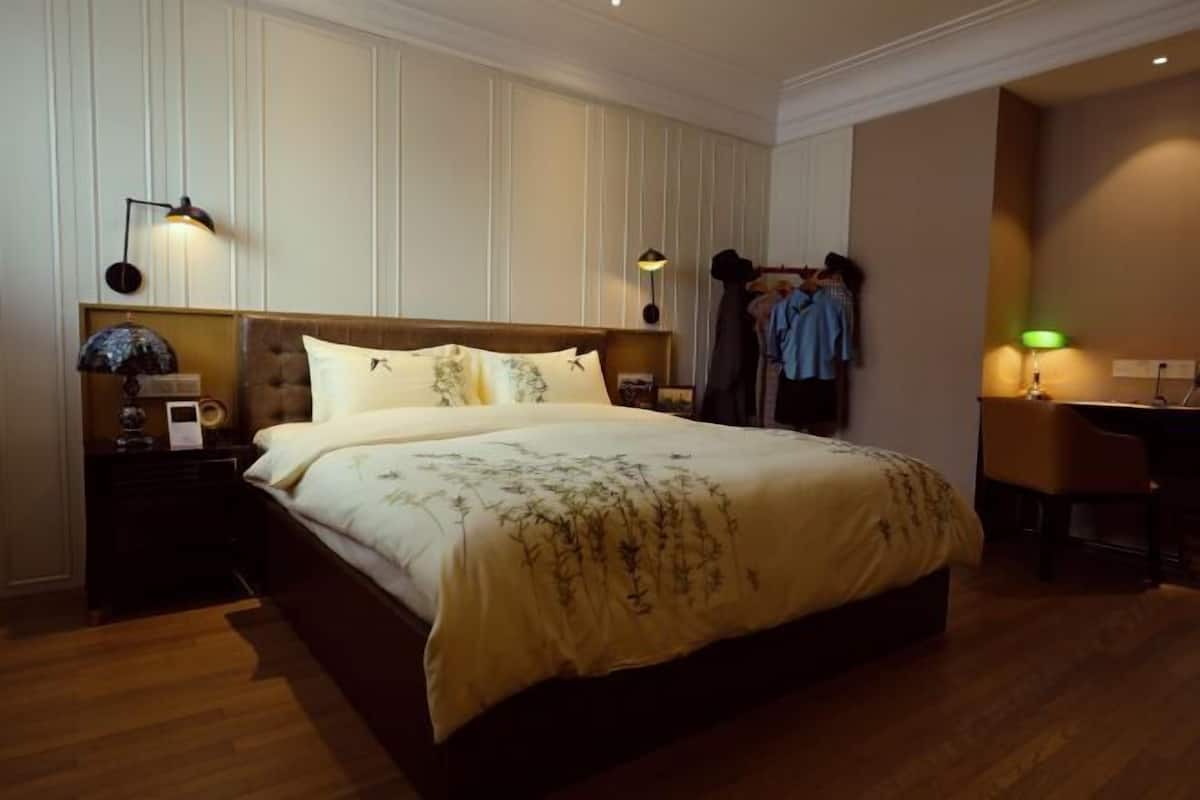 1 quarto, frigobar, cofres nos quartos, escrivaninha
