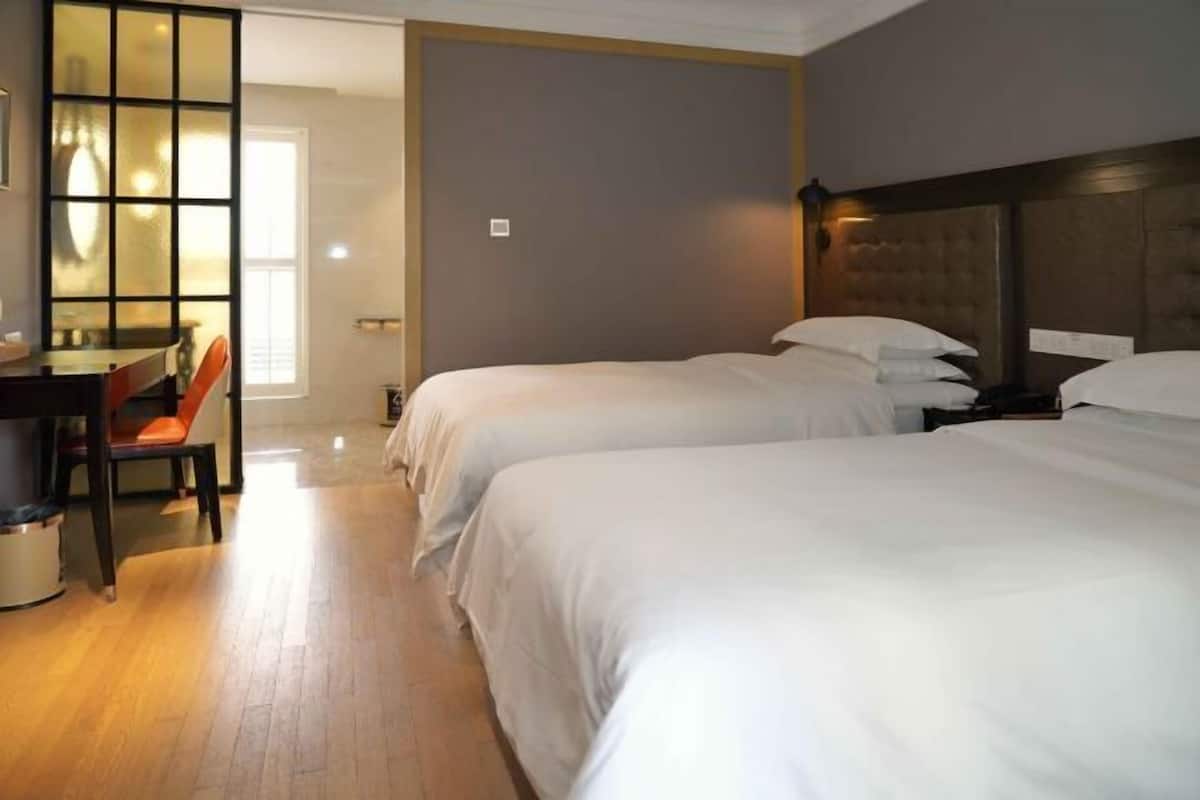 1 quarto, frigobar, cofres nos quartos, escrivaninha