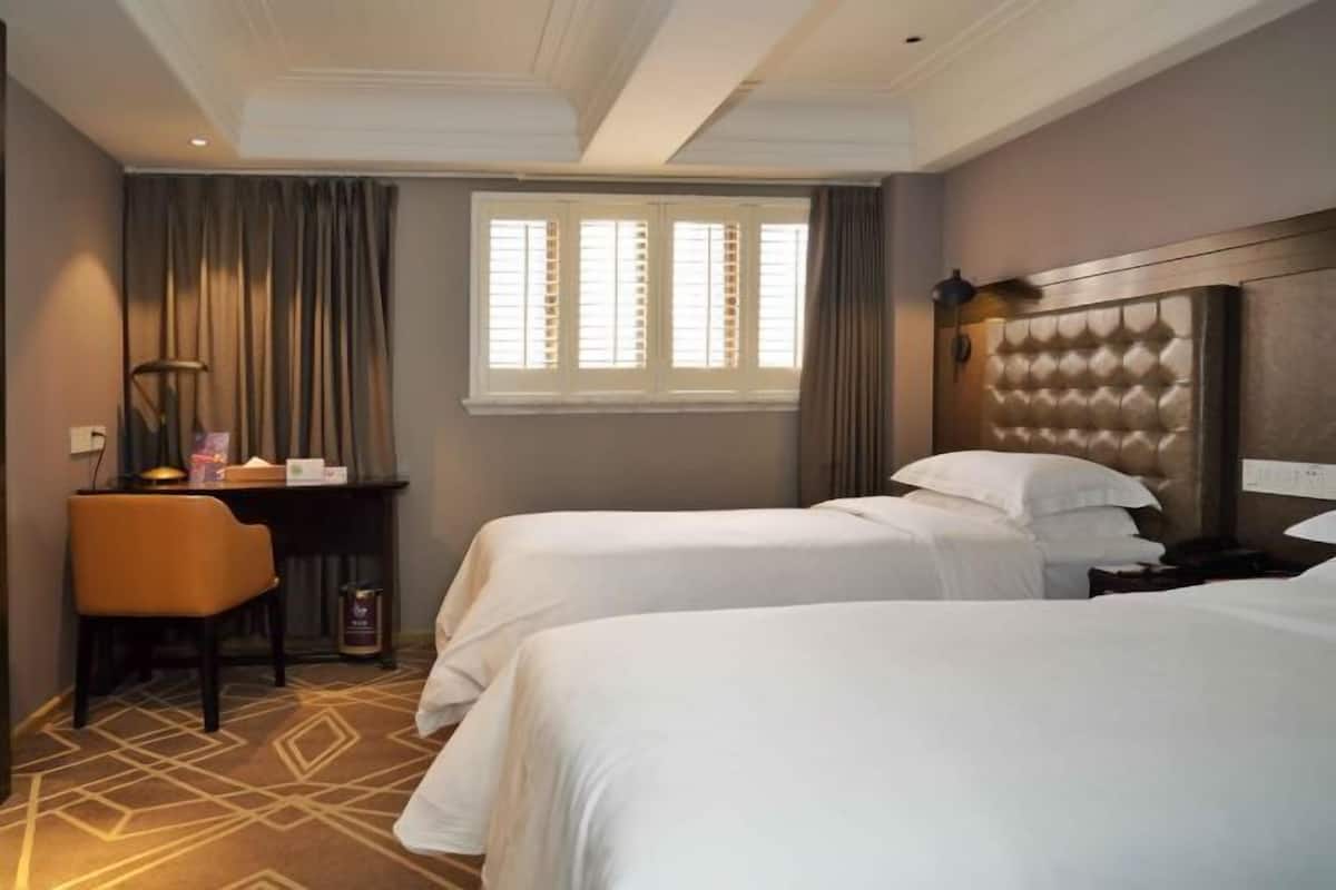 1 quarto, frigobar, cofres nos quartos, escrivaninha