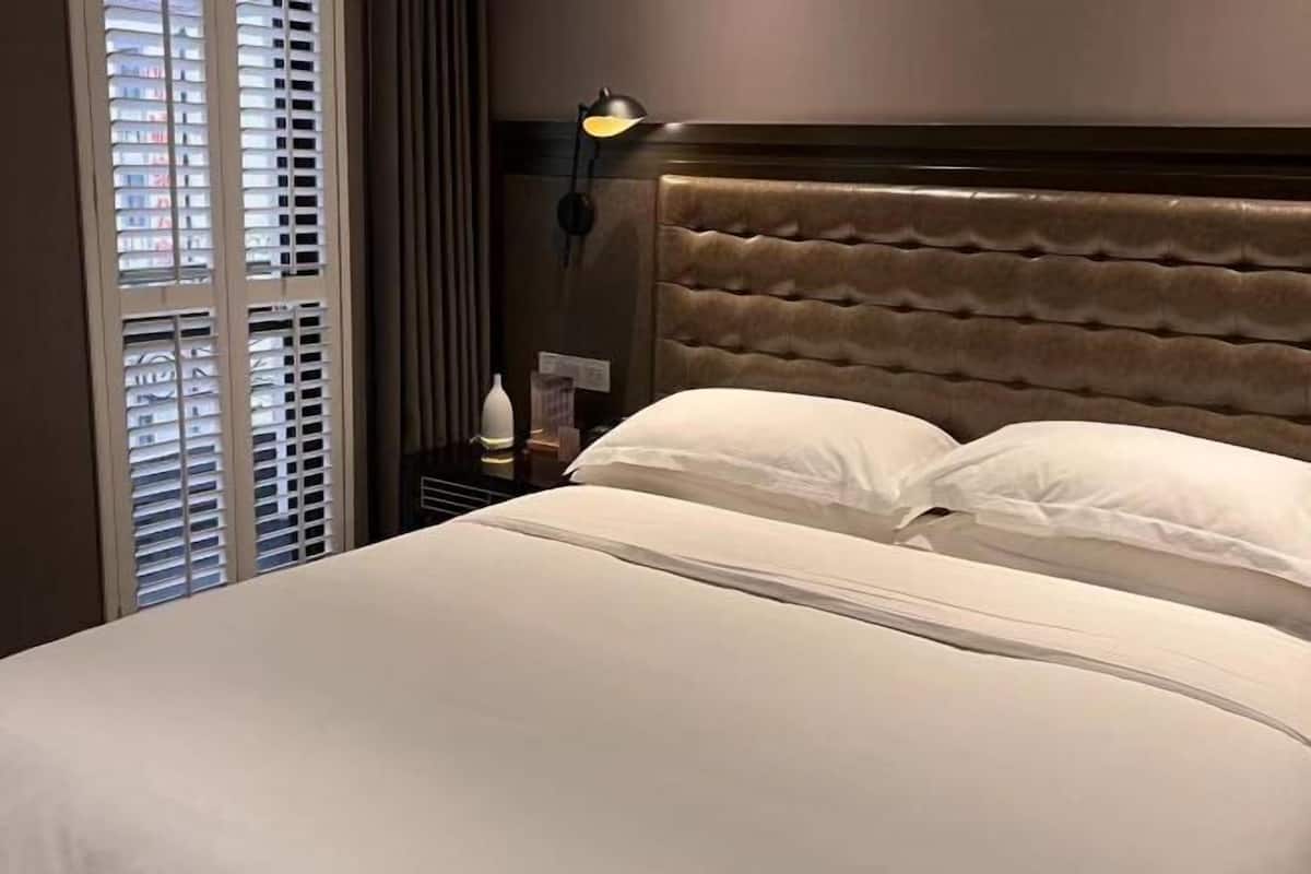1 quarto, frigobar, cofres nos quartos, escrivaninha