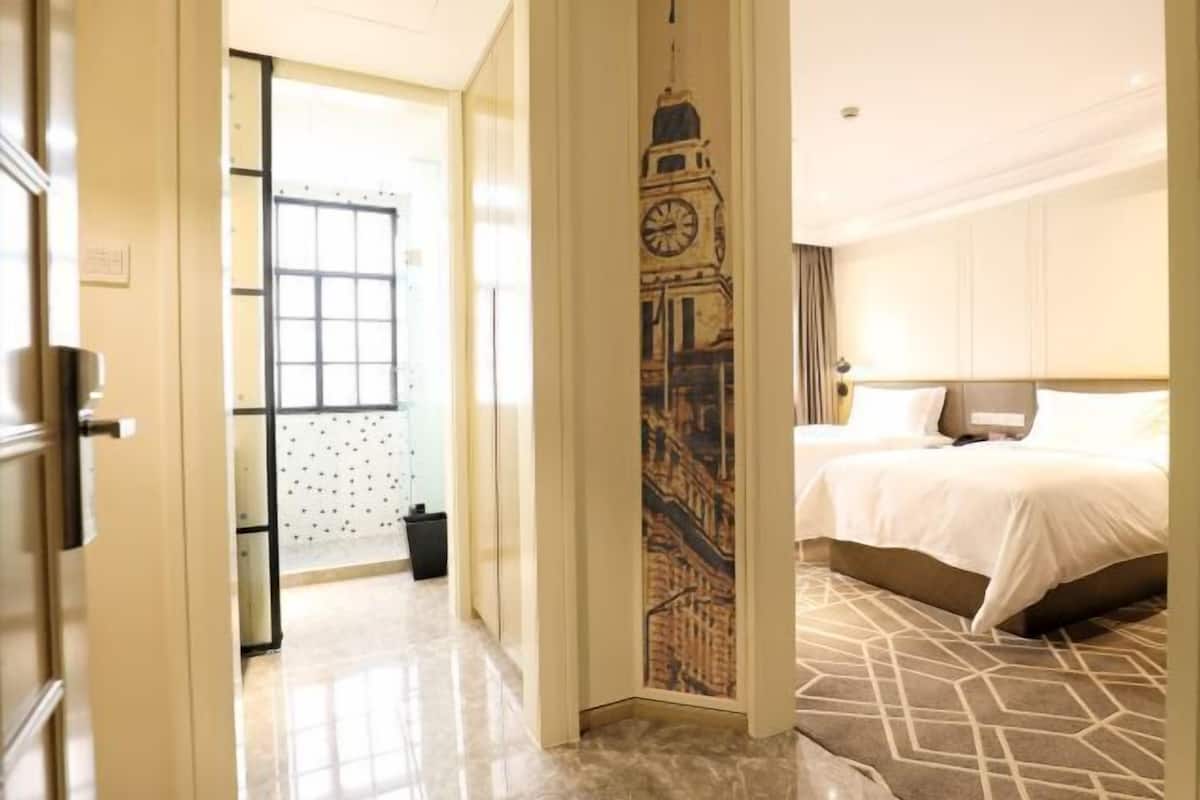1 quarto, frigobar, cofres nos quartos, escrivaninha