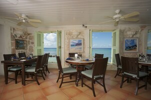 Pequenos-almoços, almoços, jantares servidos, com vista para a praia 