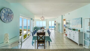 3 Bedrooms Gulf Front Condo, Beach Chairs Included | Sala de estar | Televisor, leitor de DVD