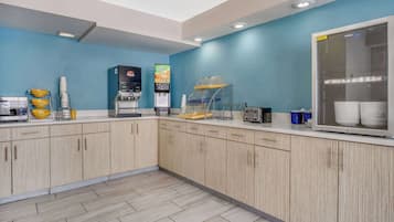 Café da manhã para viagem grátis todos os dias